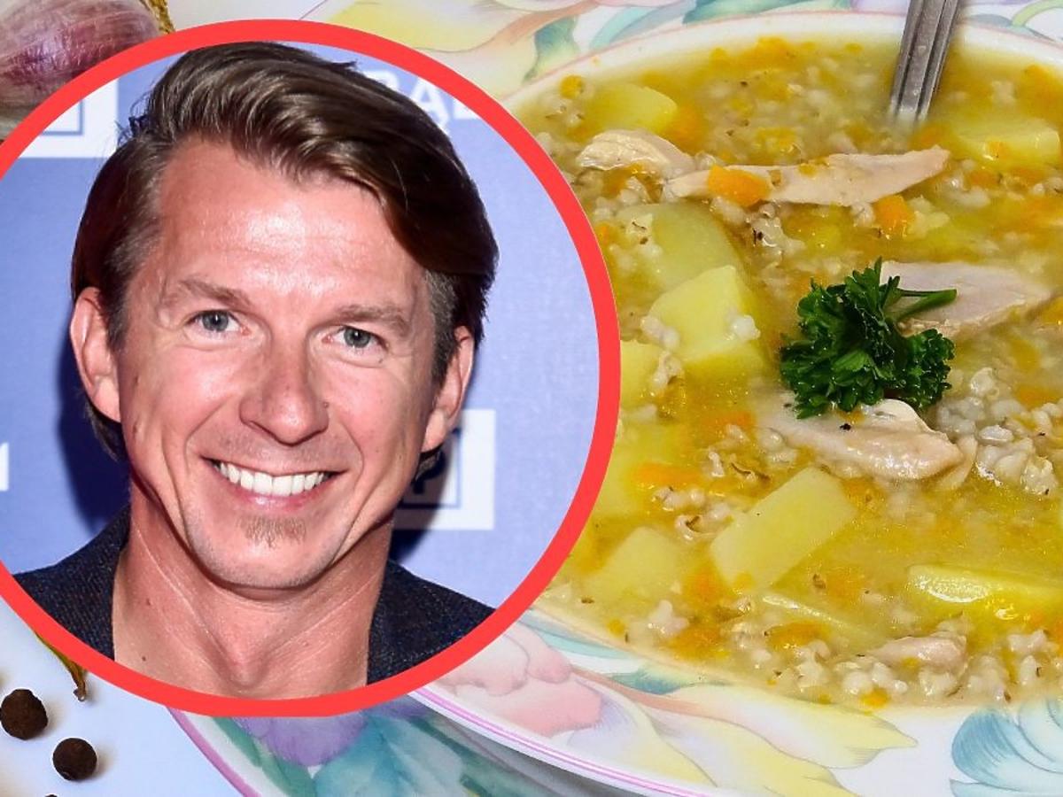 Karol Okrasa pokazał, jak zrobić porządny krupnik. Bez tego mięsa się ...