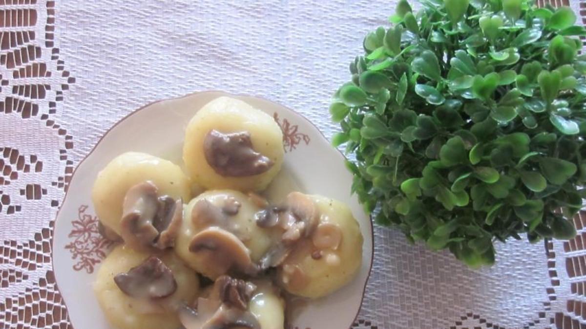 Przepis na kluski śląskie z sosem pieczarkowym. Pomysł na tani i szybki ...