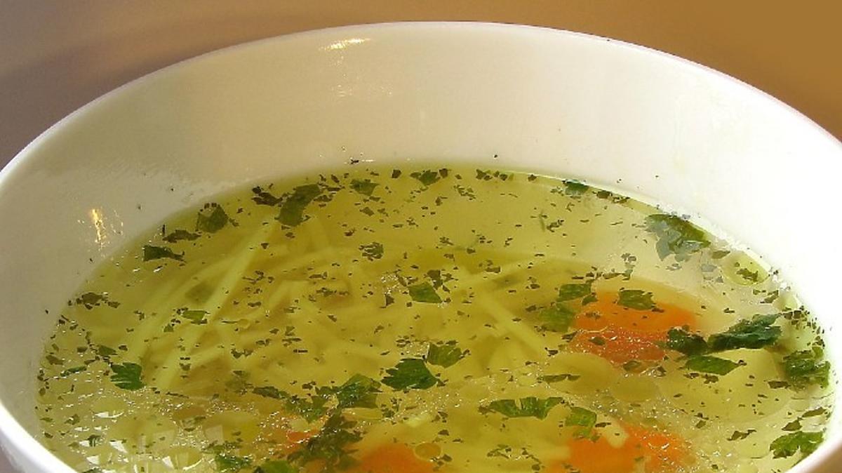 Kiedy dodać sól do rosołu? Lepiej uważać, bo ma to ogromny wpływ na ...