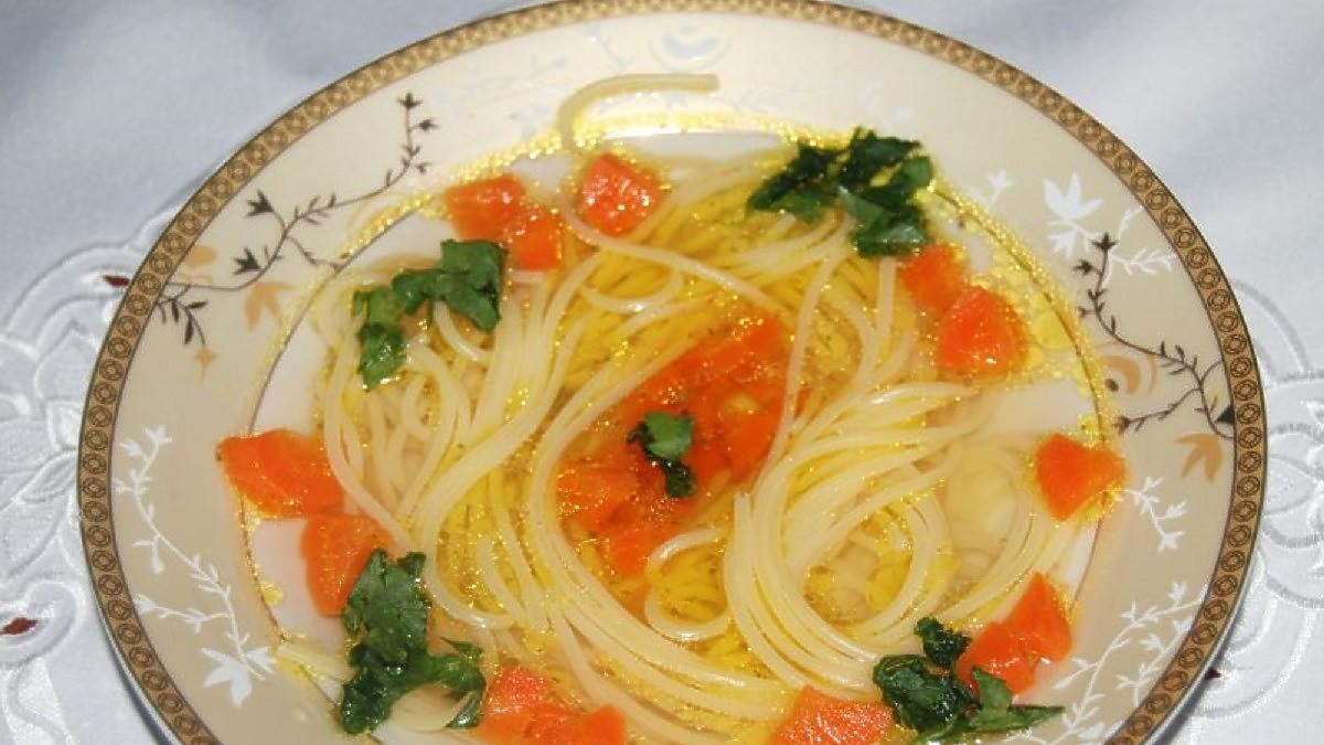 Niezwykły przepis na prawdziwy polski rosół. Tajemnica wywaru tkwi w 1 ...